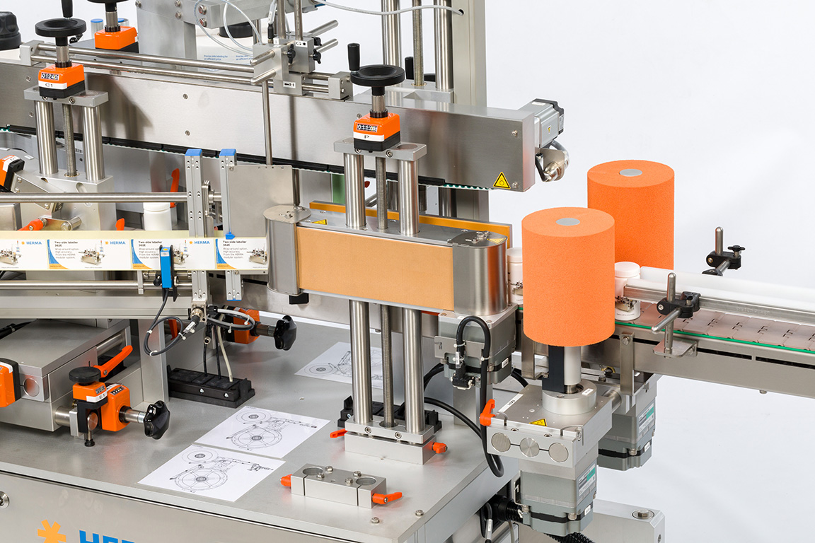 Two-side labeler HERMA 362C: flexible, quick & easy to retool